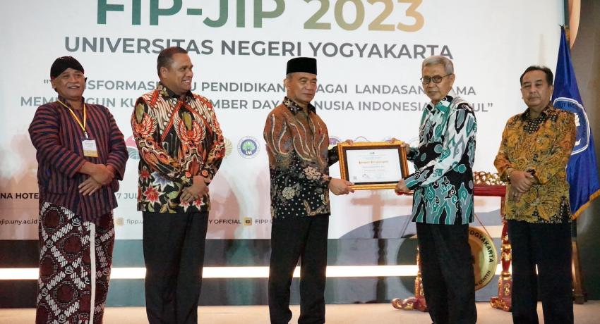 Penganugerahan Tokoh Pendidikan Indonesia FIP JIP 2023 | Universitas Negeri Yogyakarta